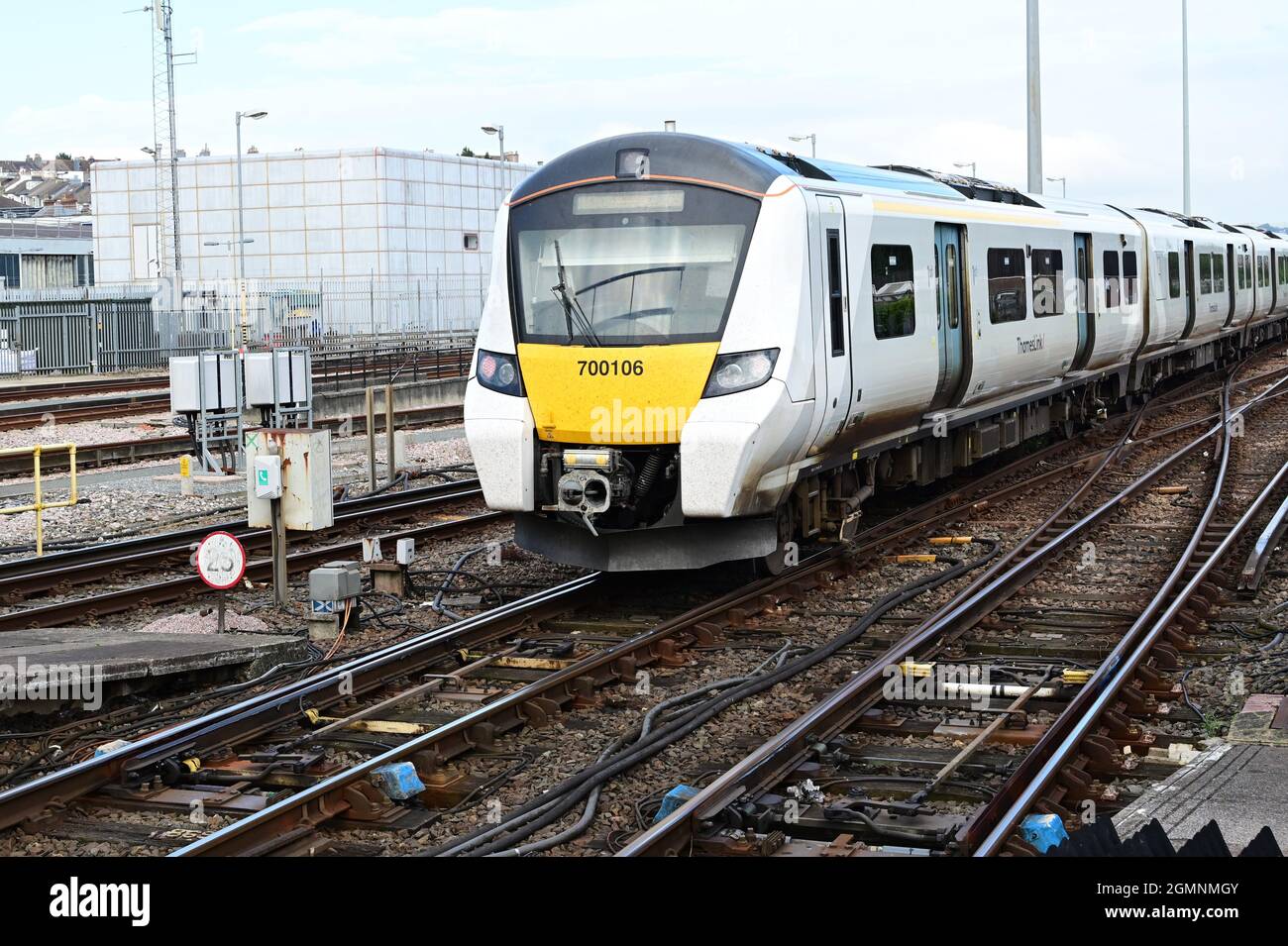 A class 700 locomotive arriving at Brighton station Stock Photo - Alamy
