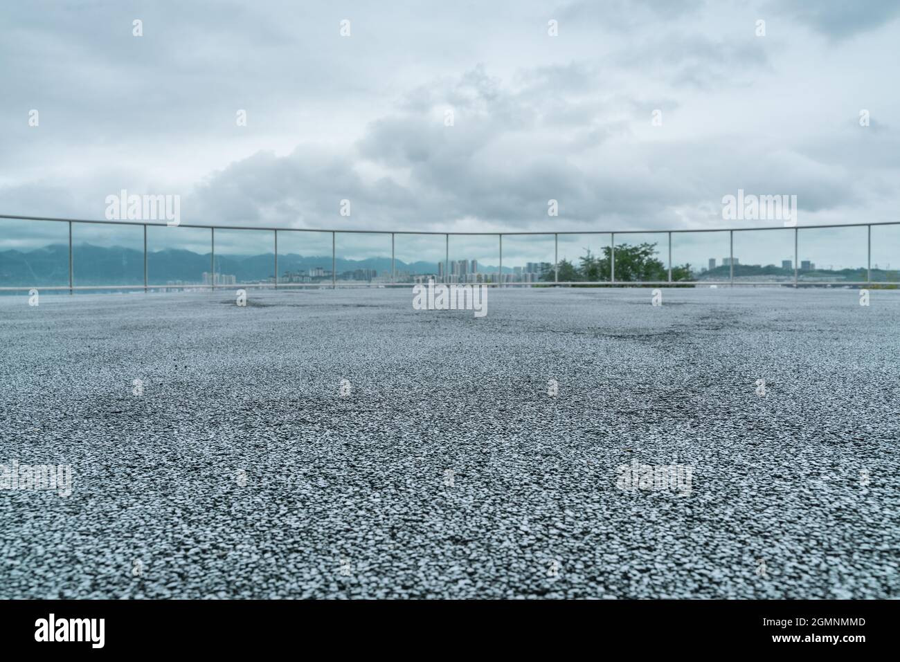 Empty asphalt road with an outdoor landscape under a cloudy sky Stock ...