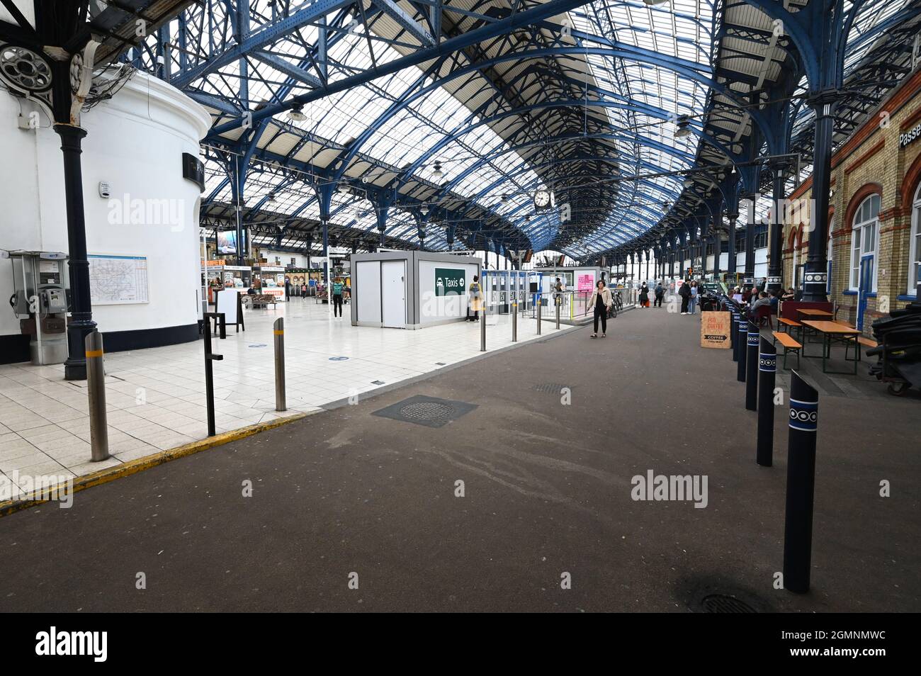 Brighton station inside the canopy Stock Photo - Alamy