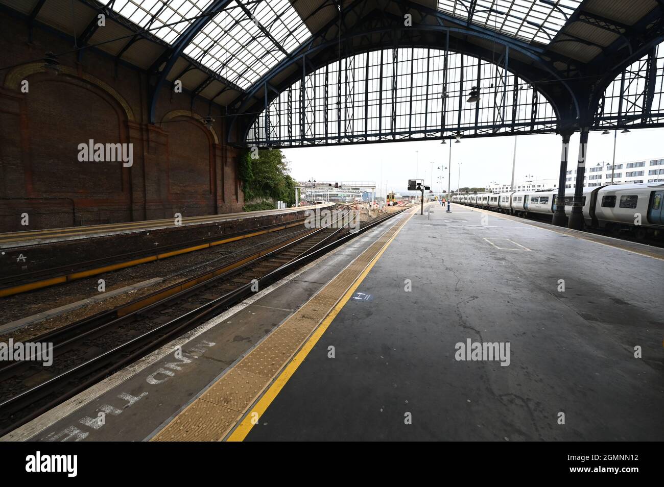 Brighton station inside the canopy Stock Photo - Alamy