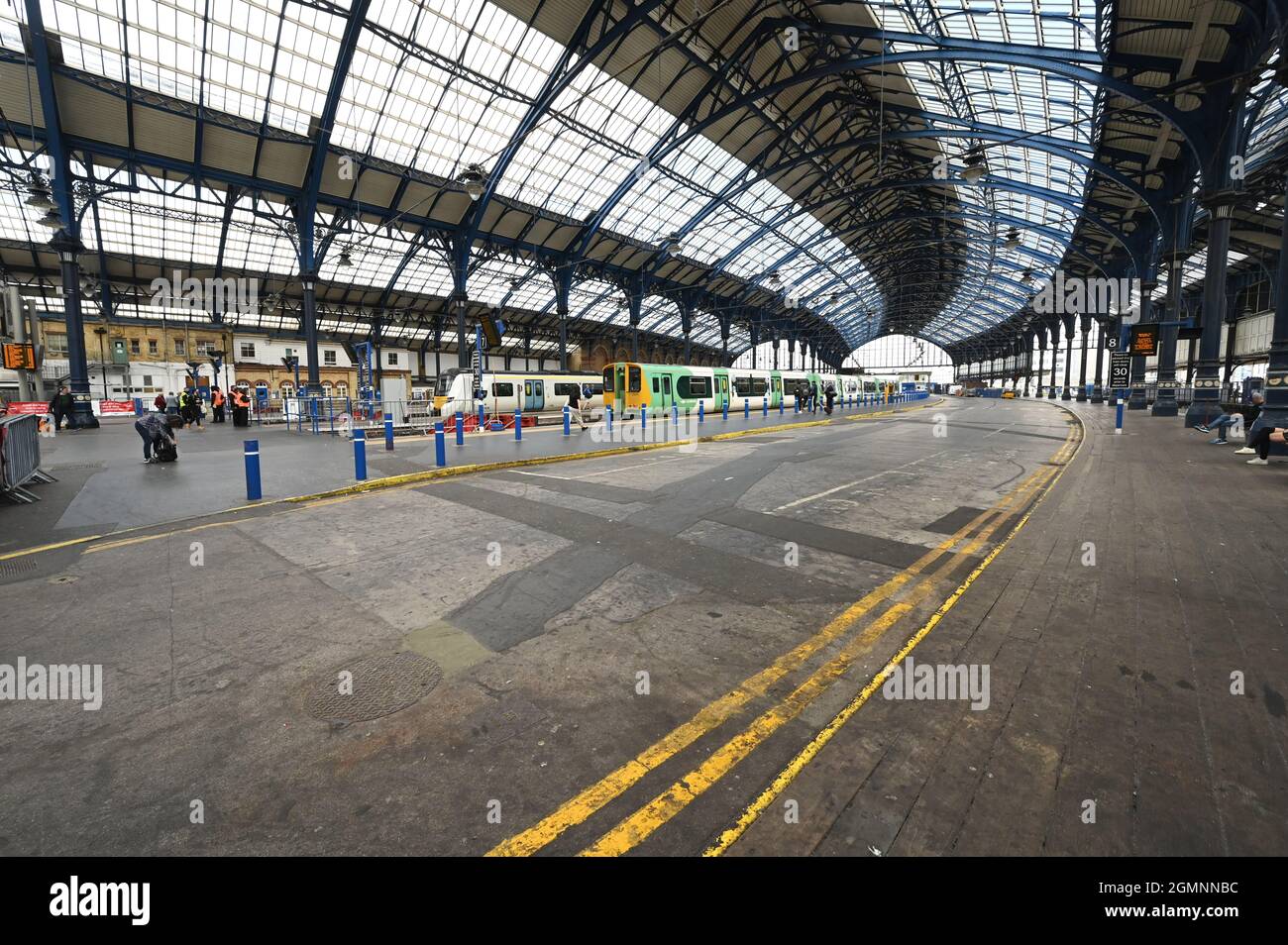 Brighton station inside the canopy Stock Photo - Alamy