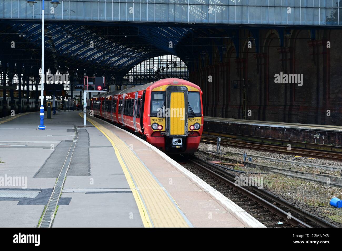 A class 387 locomotive at Brighton station Stock Photo - Alamy