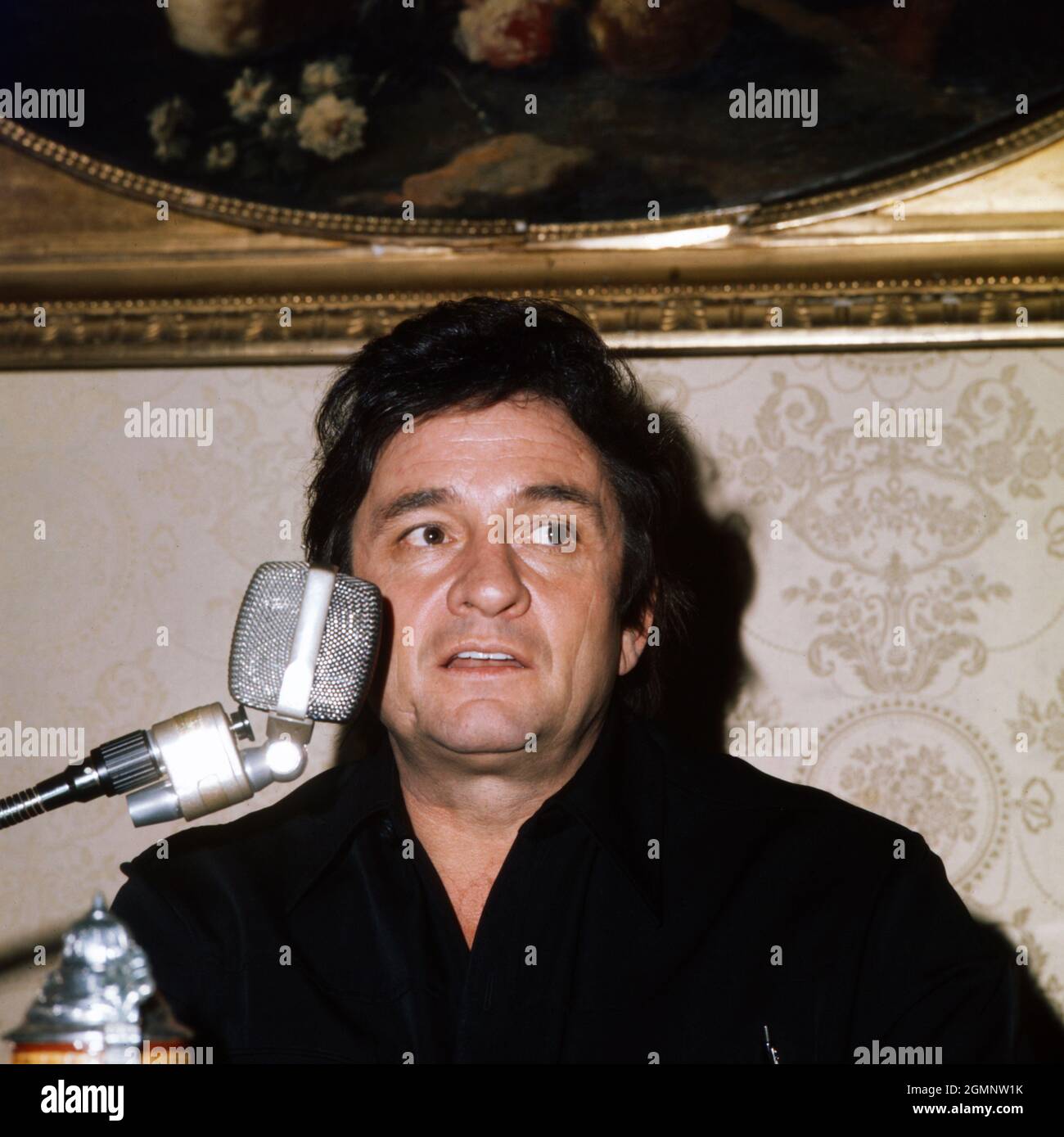 Johnny Cash, amerikanischer Countrysänger und Songschreiber, bei einer ...