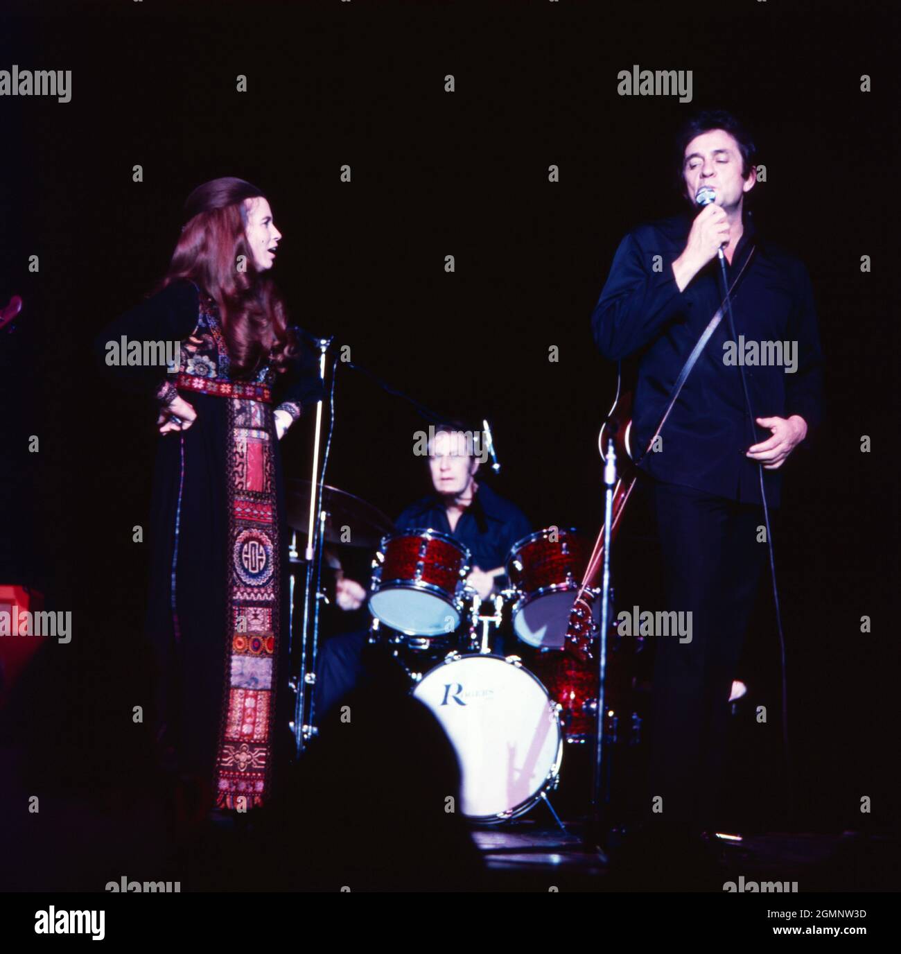 Johnny Cash, amerikanischer Countrysänger und Songschreiber, mit ...