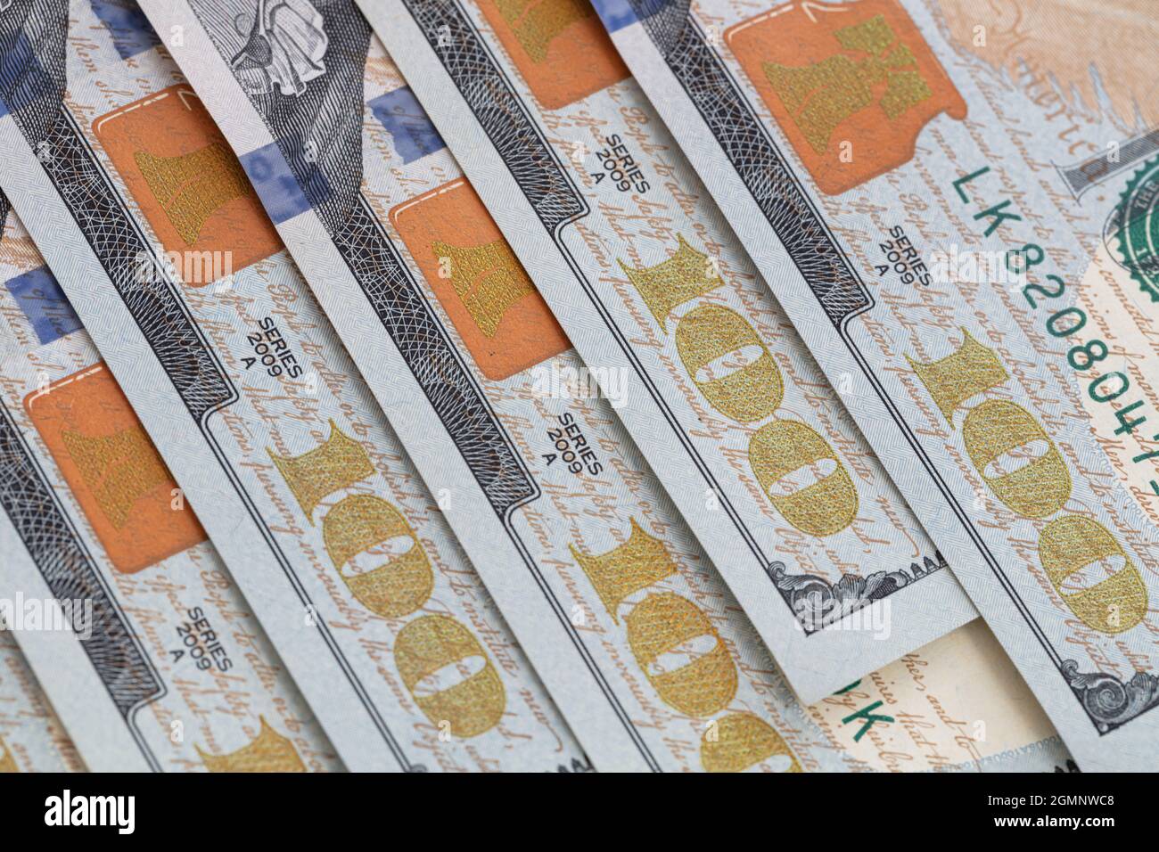 100 dollar banknotes layed out preciesly Stock Photo - Alamy