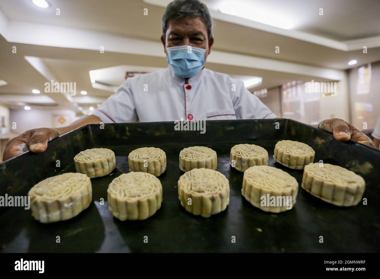 Manila, Philippines. 17th Sep, 2021. A chef shows a tray of mooncakes ...