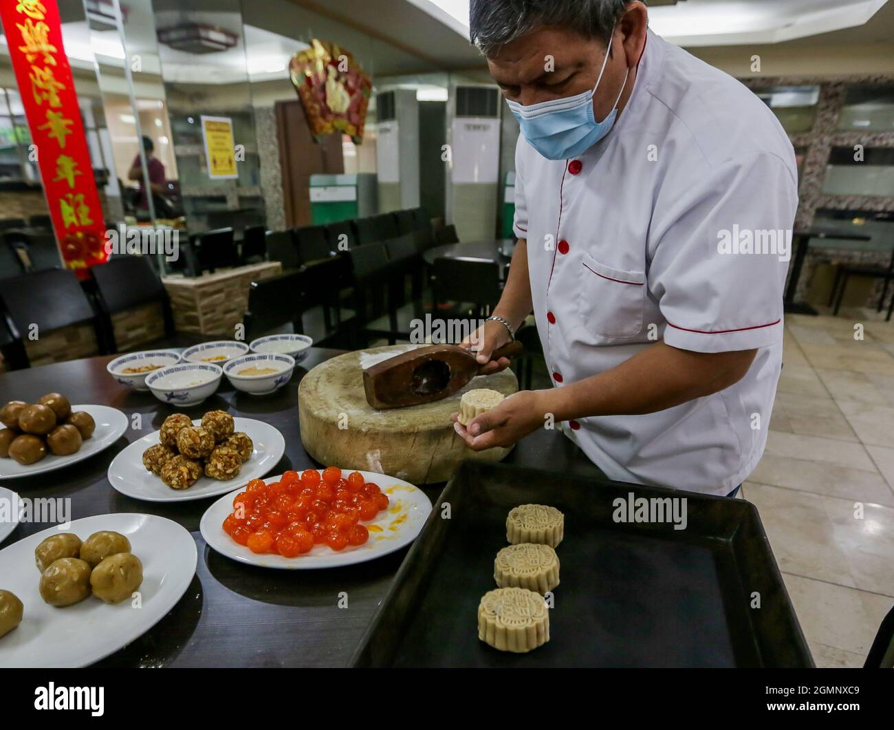 Manila, Philippines. 17th Sep, 2021. A chef makes mooncakes at a ...