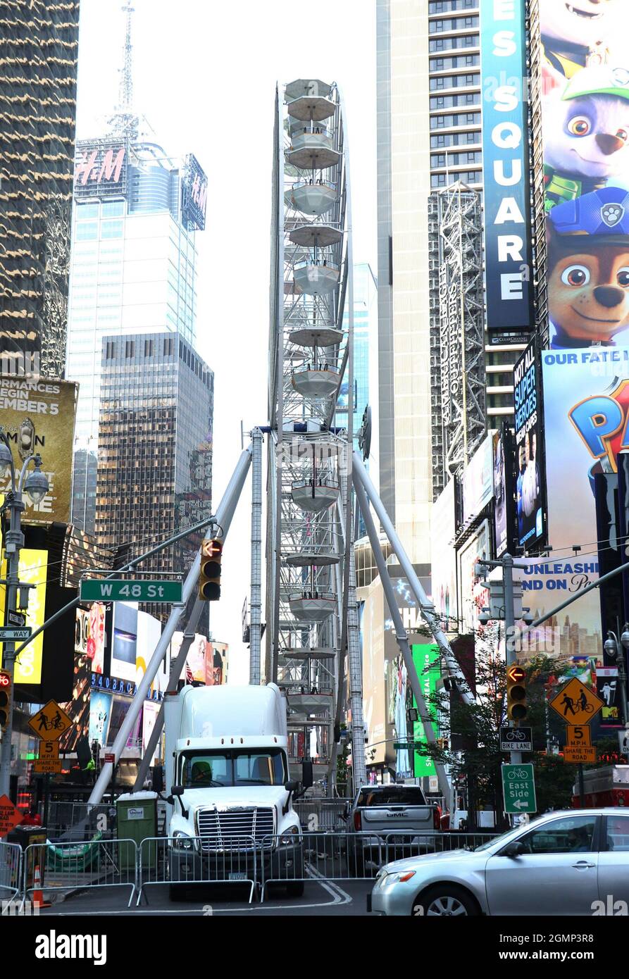 New York - NY - 20210824 A ferris wheel gets erected in Times Square ...