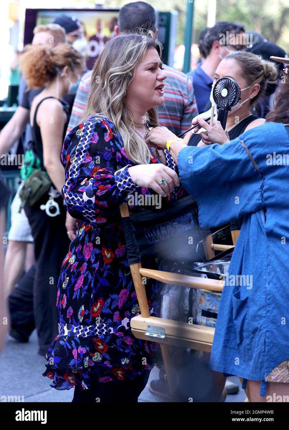 New York - NY - 20210824 - Kelly Clarkson pictured using a fan to brave ...