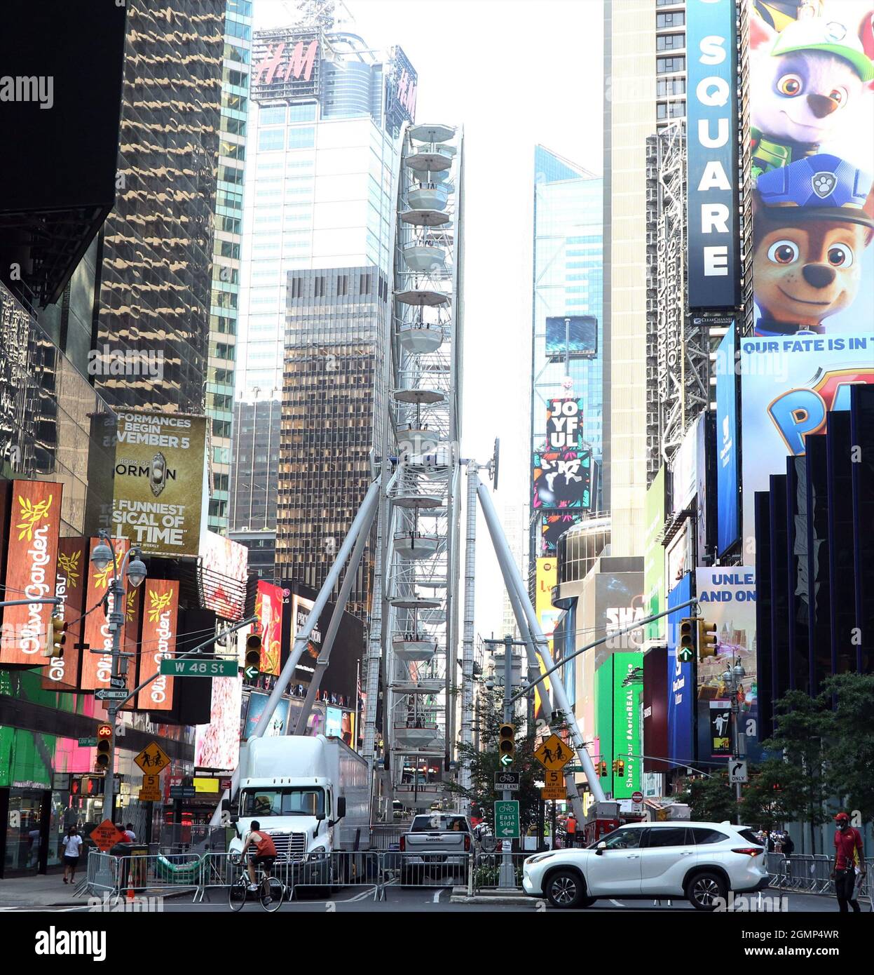 New York - NY - 20210824 A ferris wheel gets erected in Times Square ...