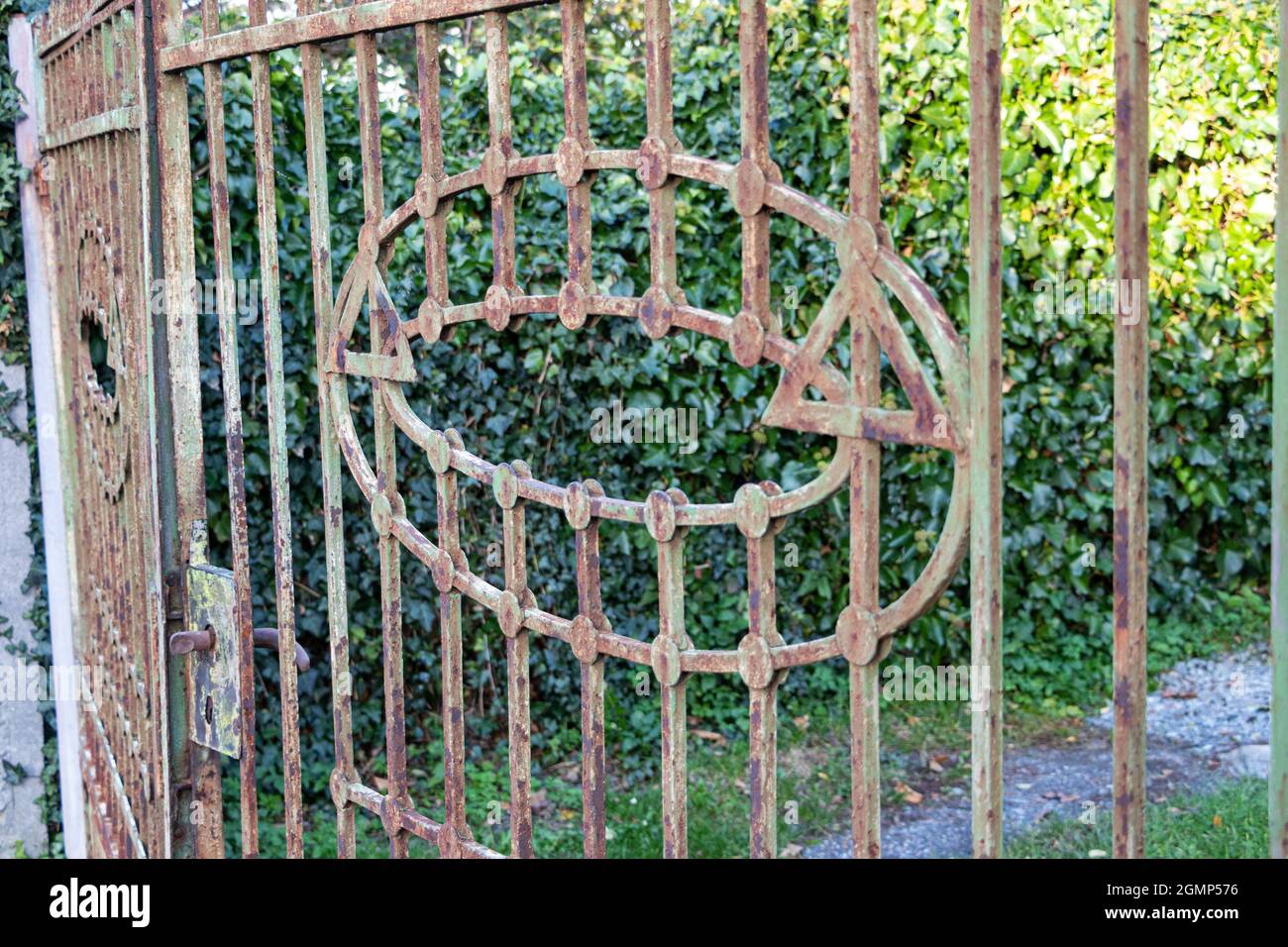 Broken metal gate hi-res stock photography and images - Alamy