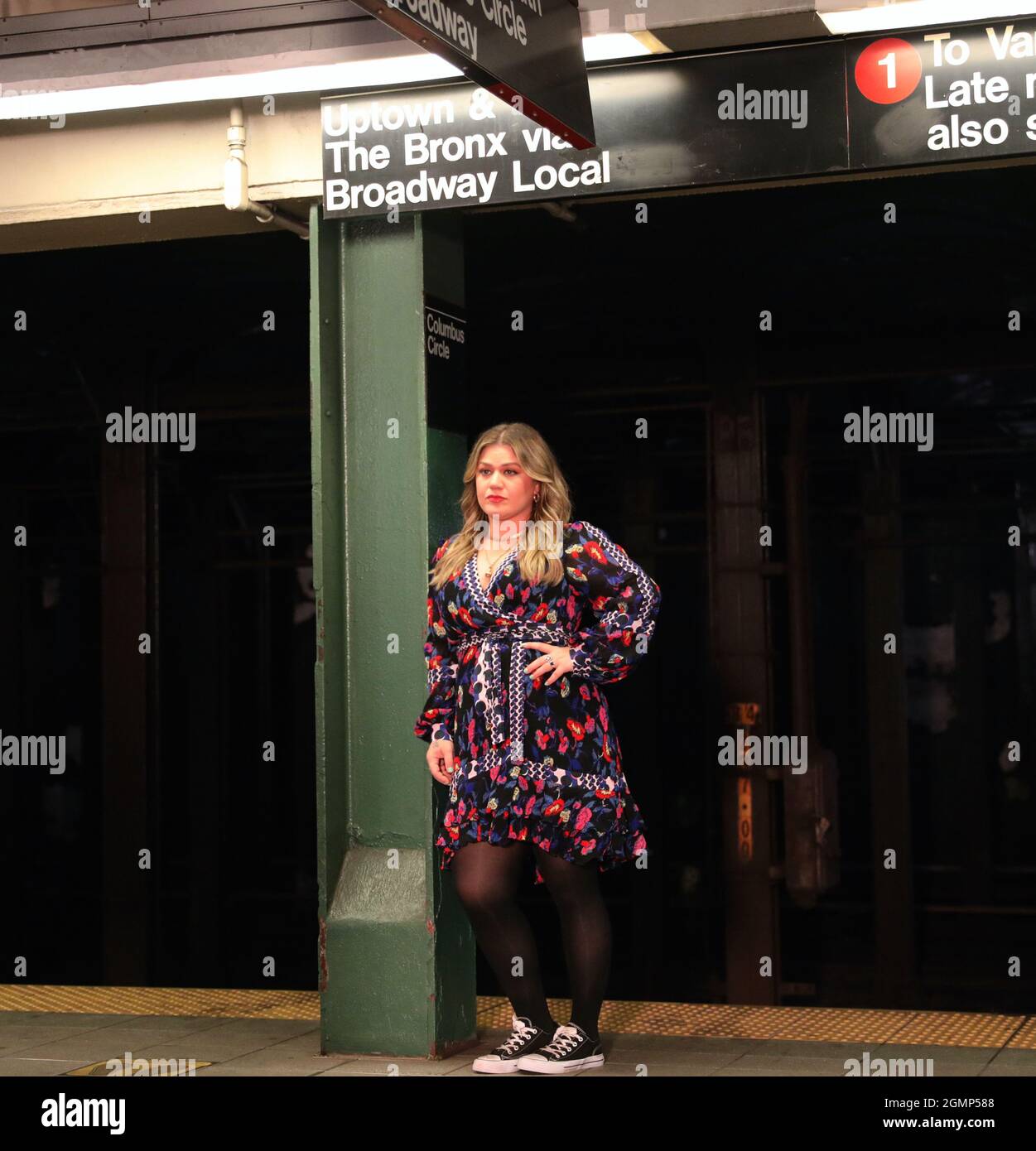 New York - NY - 20210824 - Kelly Clarkson pictured using a fan to brave ...
