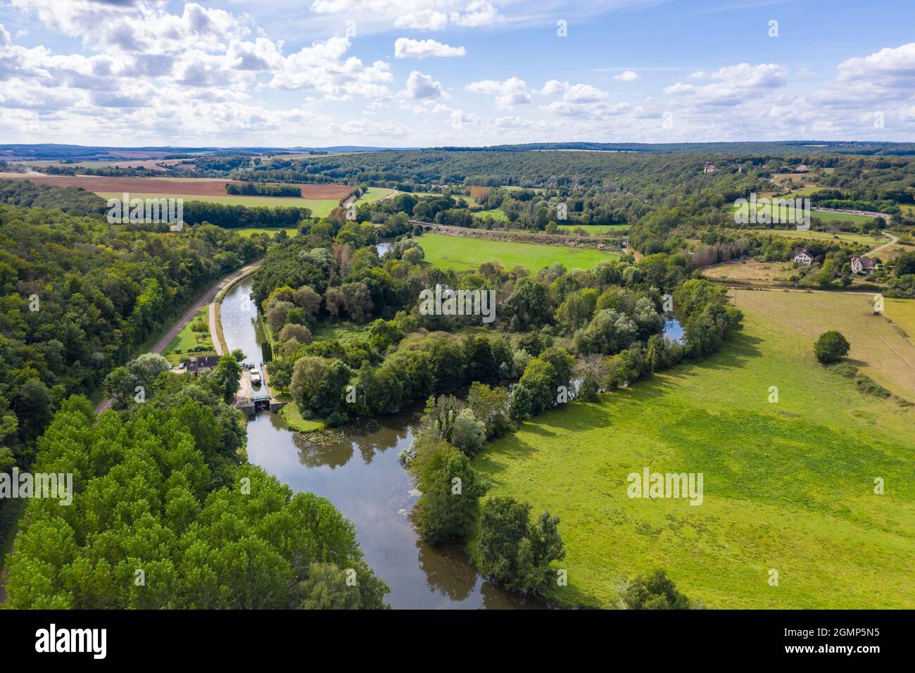 France, Yonne, Canal du Nivernais, Merry sur Yonne, lock and houseboat ...