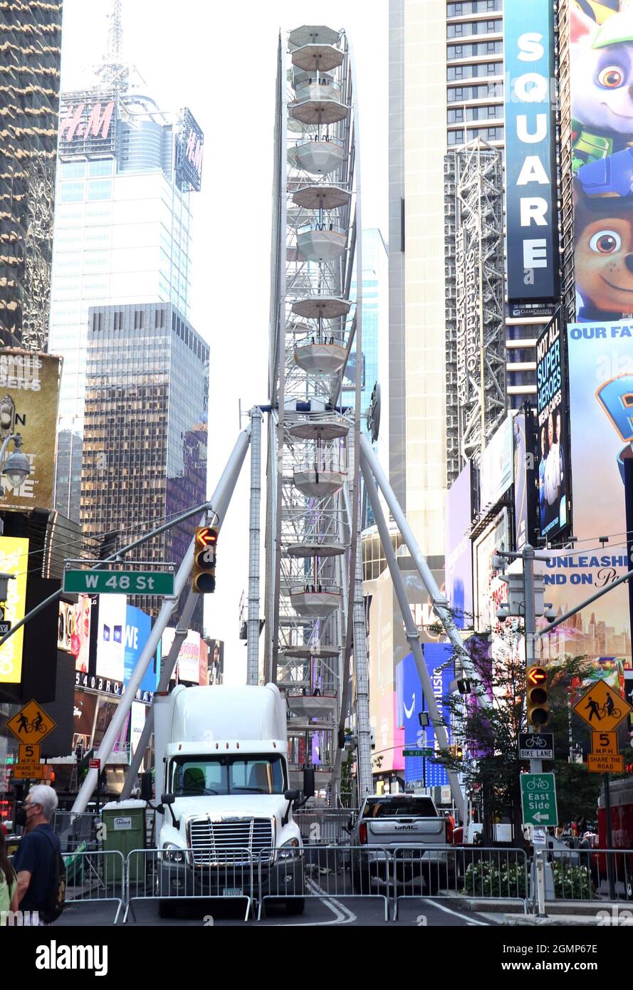 New York - NY - 20210824 A ferris wheel gets erected in Times Square ...