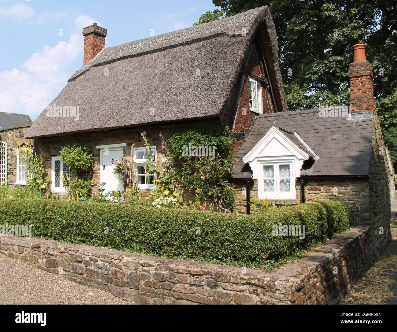 Classic country cottage garden hi-res stock photography and images - Alamy