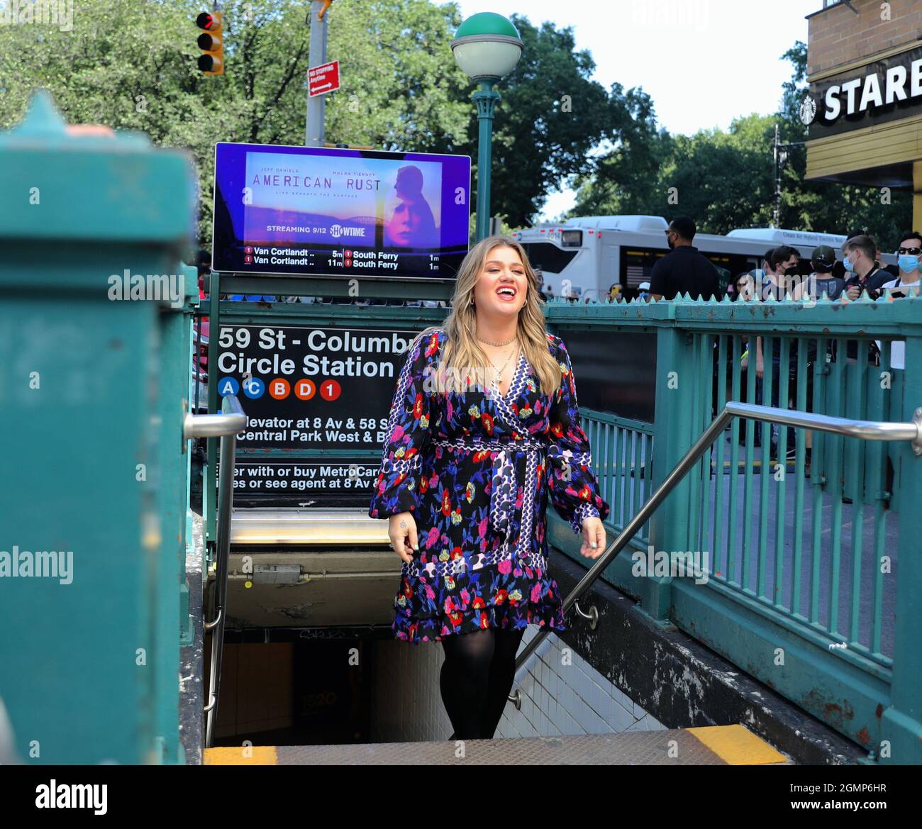 New York - NY - 20210824 - Kelly Clarkson pictured using a fan to brave ...