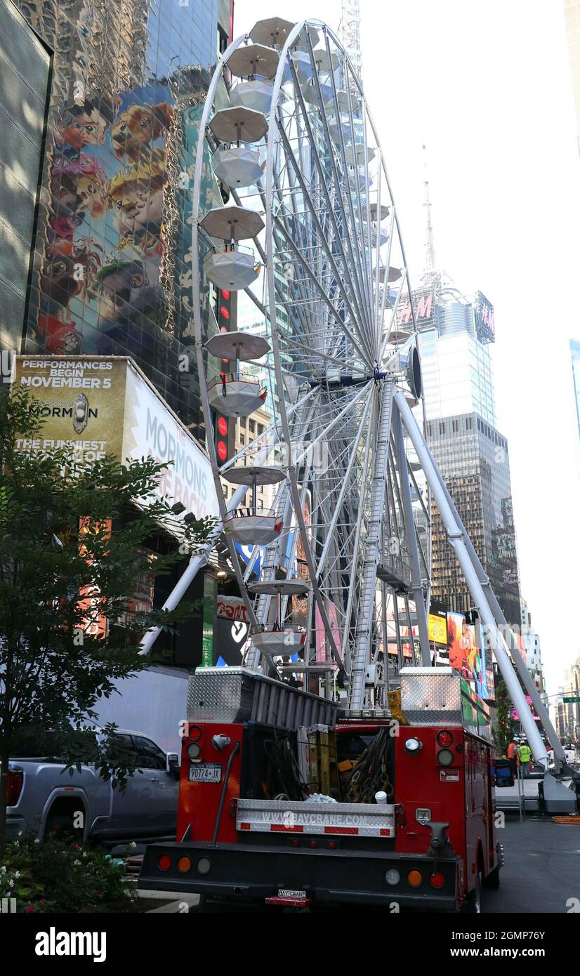 New York - NY - 20210824 A ferris wheel gets erected in Times Square ...