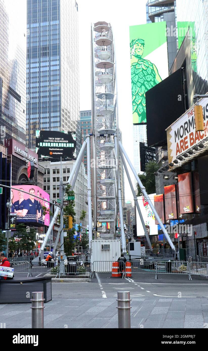 New York - NY - 20210824 A ferris wheel gets erected in Times Square ...
