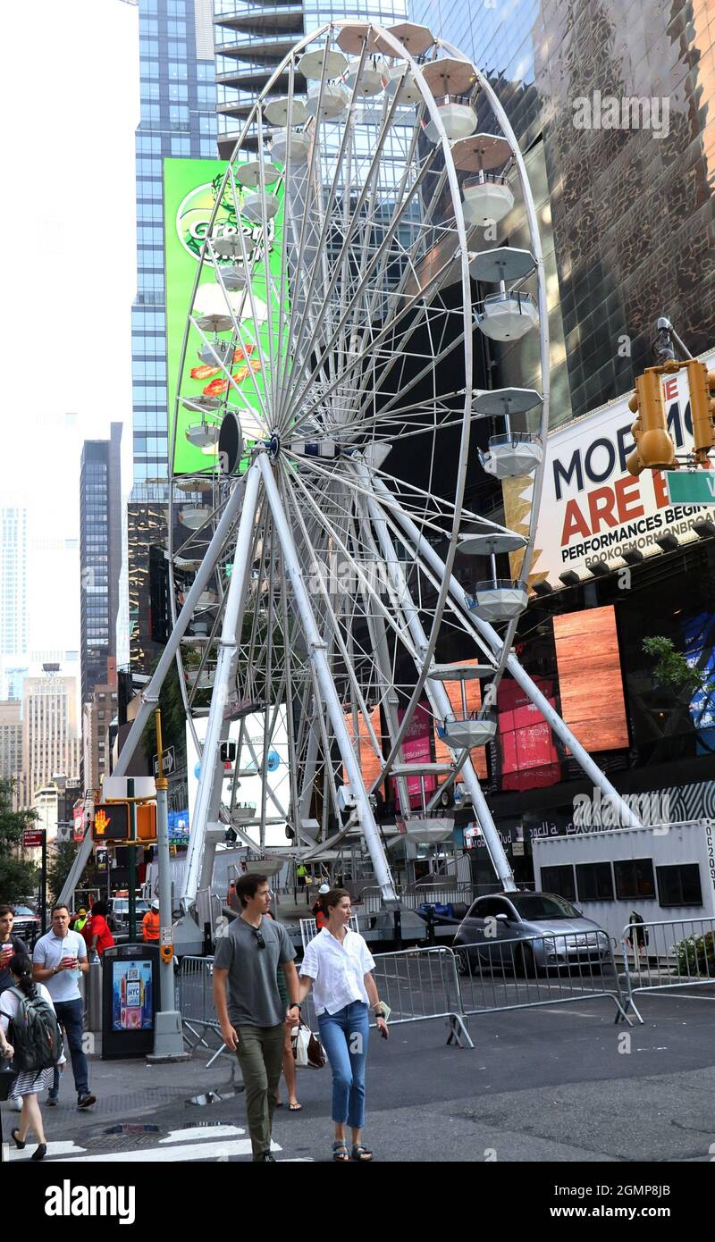 New York - NY - 20210824 A ferris wheel gets erected in Times Square ...
