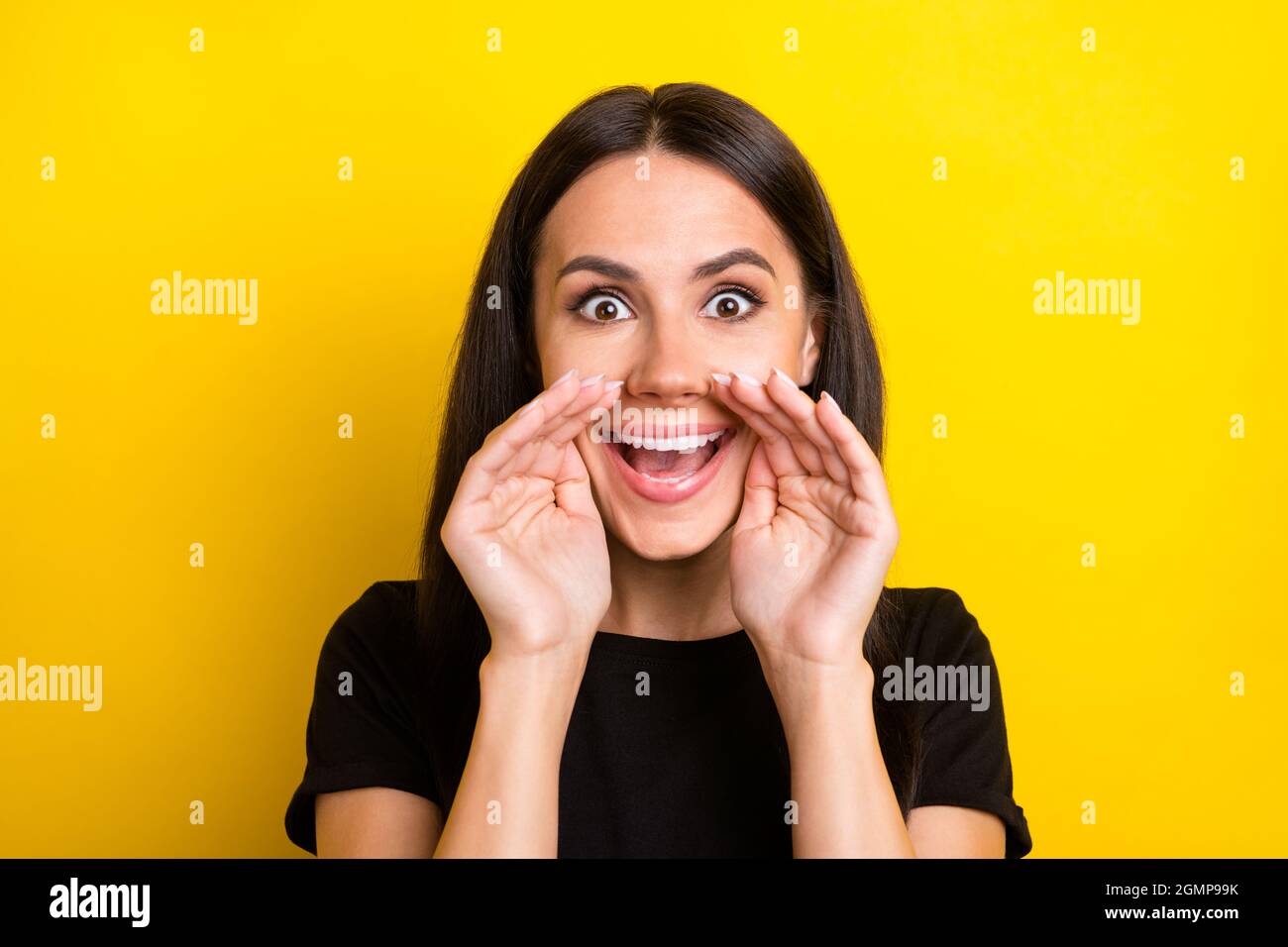 Photo portrait of pretty girl shouting new loudly smiling isolated ...