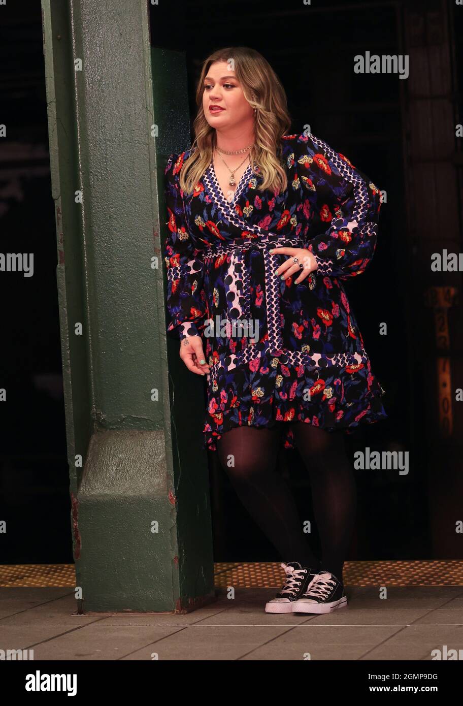New York - NY - 20210824 - Kelly Clarkson pictured using a fan to brave ...