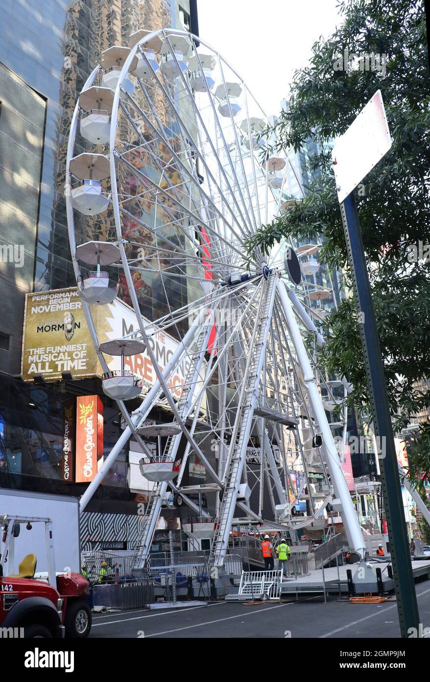 New York - NY - 20210824 A ferris wheel gets erected in Times Square ...