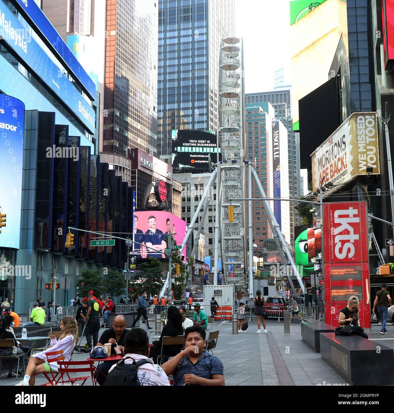 New York - NY - 20210824 A ferris wheel gets erected in Times Square ...