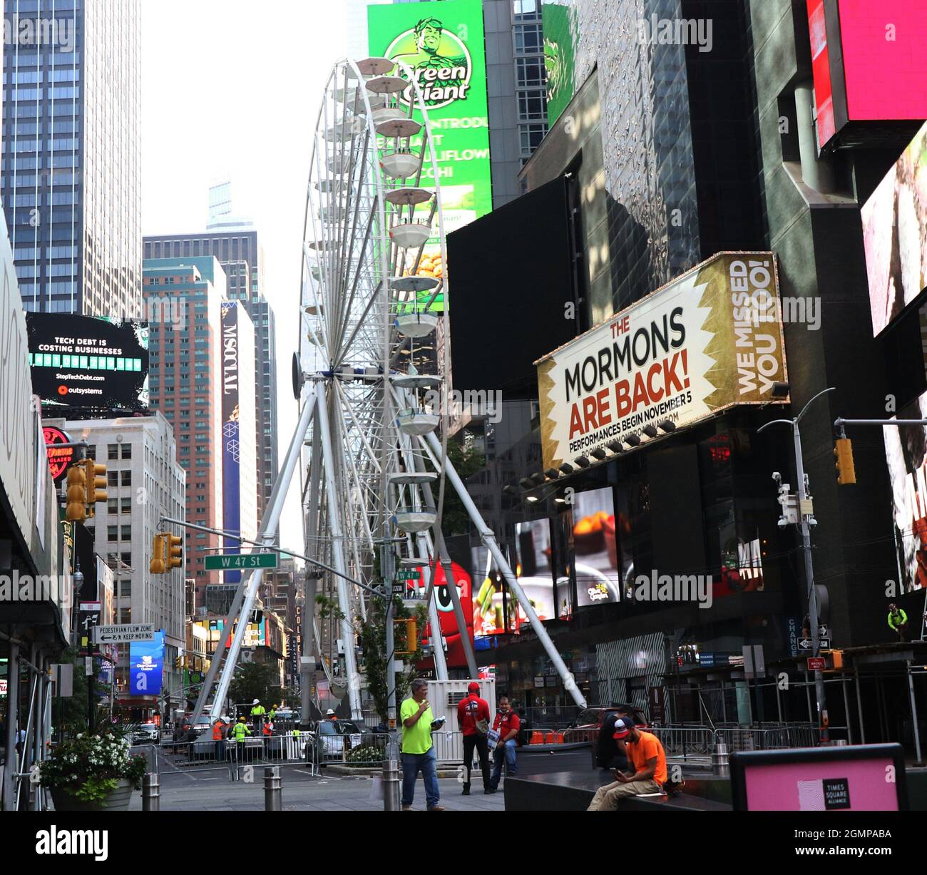 New York - NY - 20210824 A ferris wheel gets erected in Times Square ...
