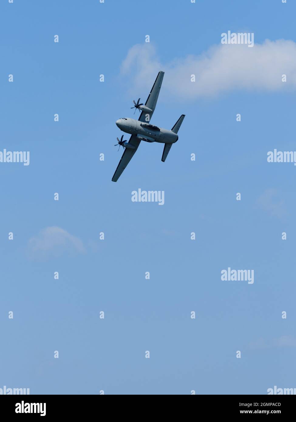 Plane low angle hi-res stock photography and images - Alamy