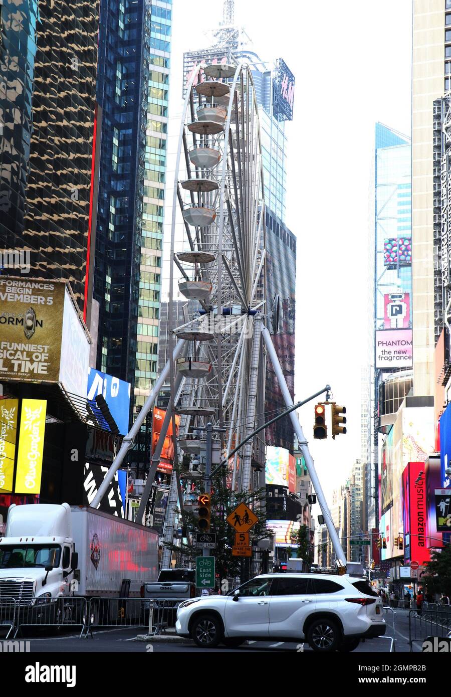New York - NY - 20210824 A ferris wheel gets erected in Times Square ...