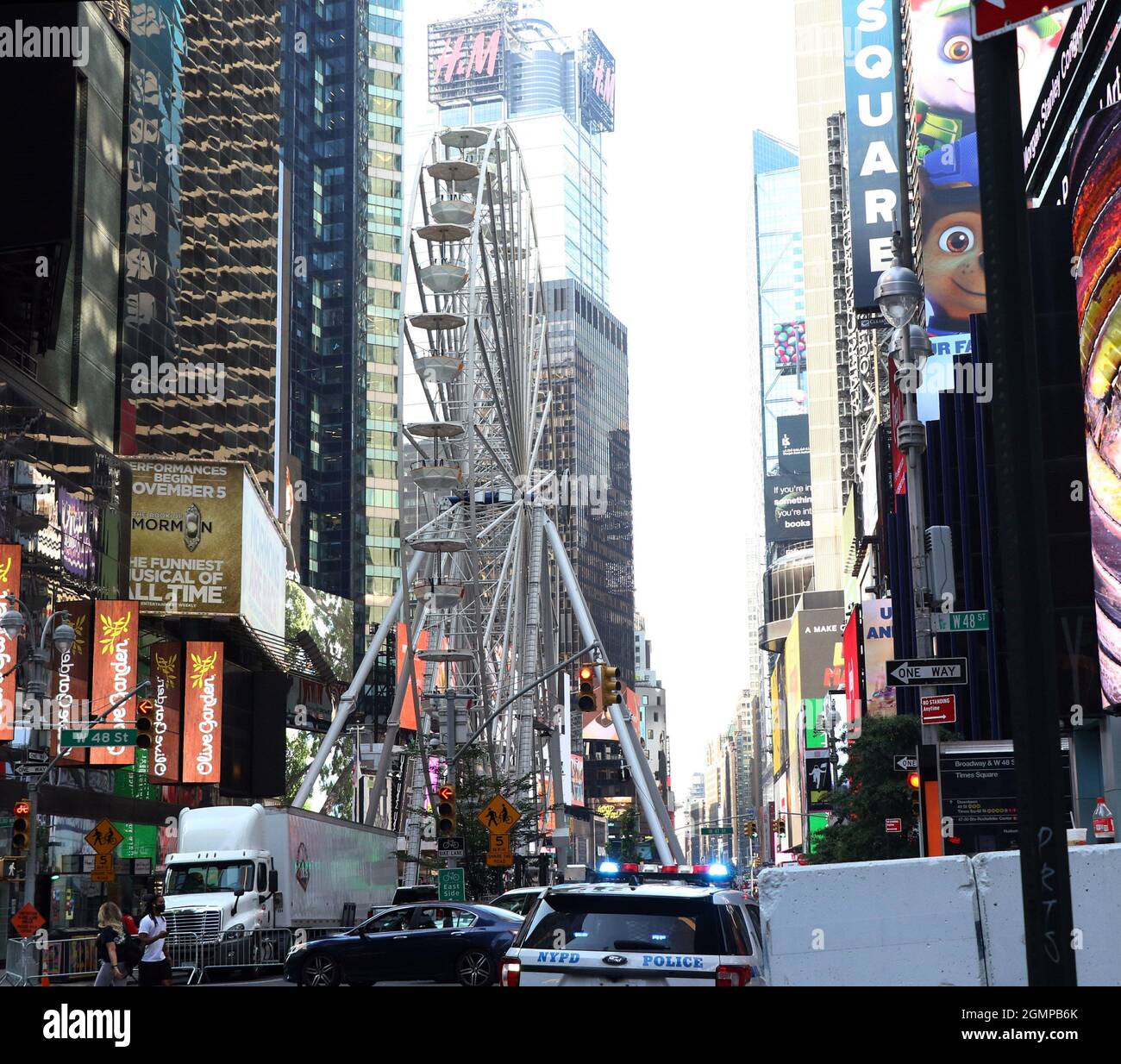 New York - NY - 20210824 A ferris wheel gets erected in Times Square ...