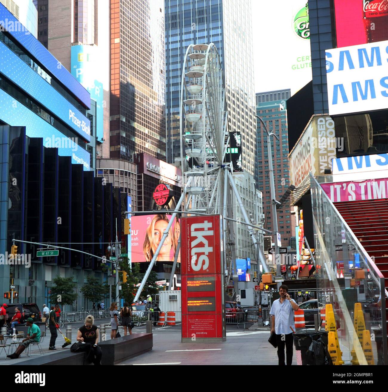 New York - NY - 20210824 A ferris wheel gets erected in Times Square ...
