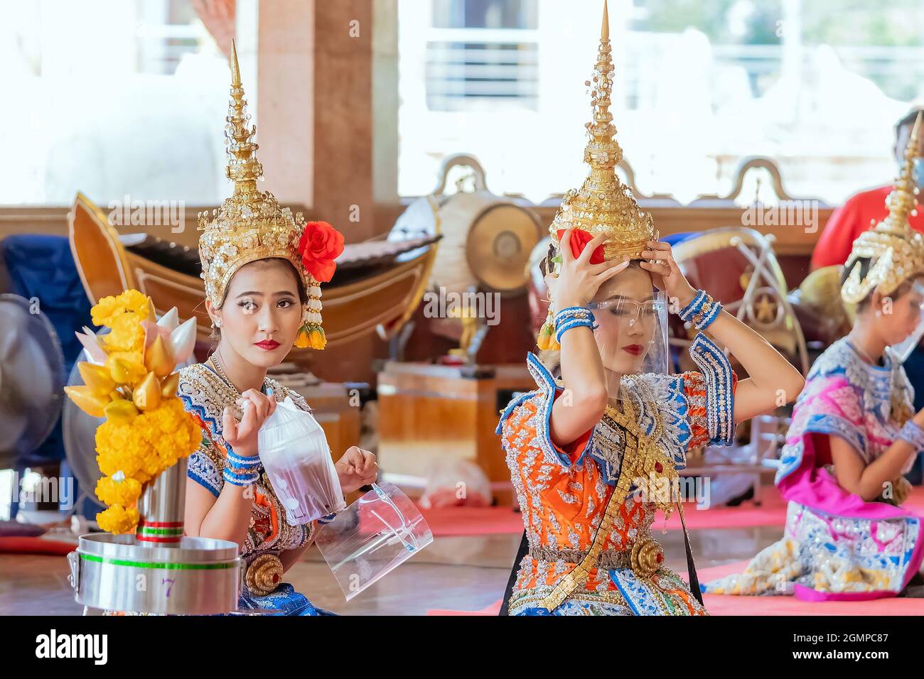 Thai dancers wearing traditional dress hi-res stock photography and ...