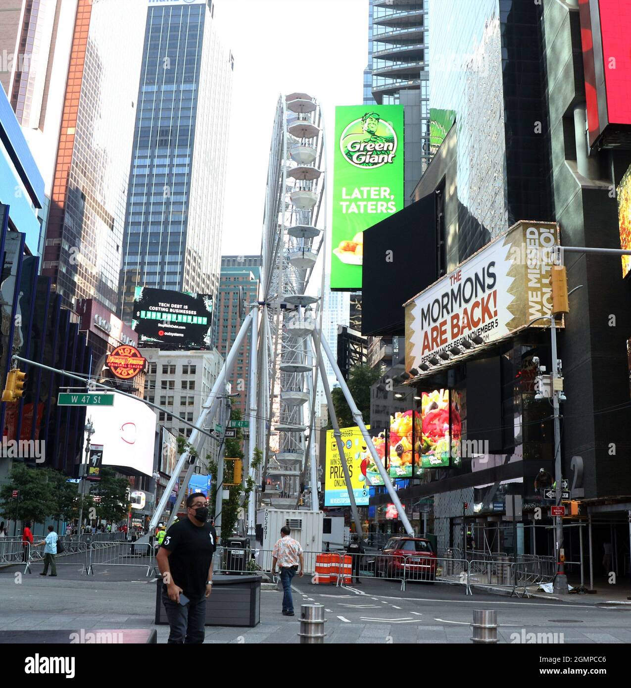 New York - NY - 20210824 A ferris wheel gets erected in Times Square ...