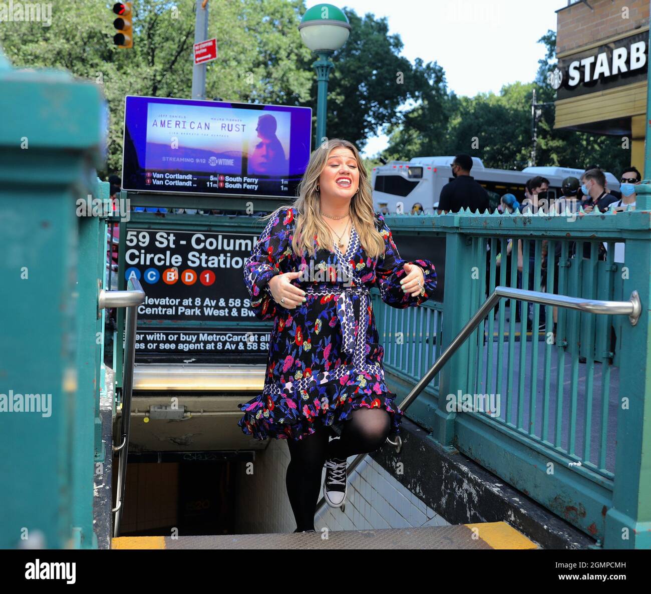 New York - NY - 20210824 - Kelly Clarkson pictured using a fan to brave ...