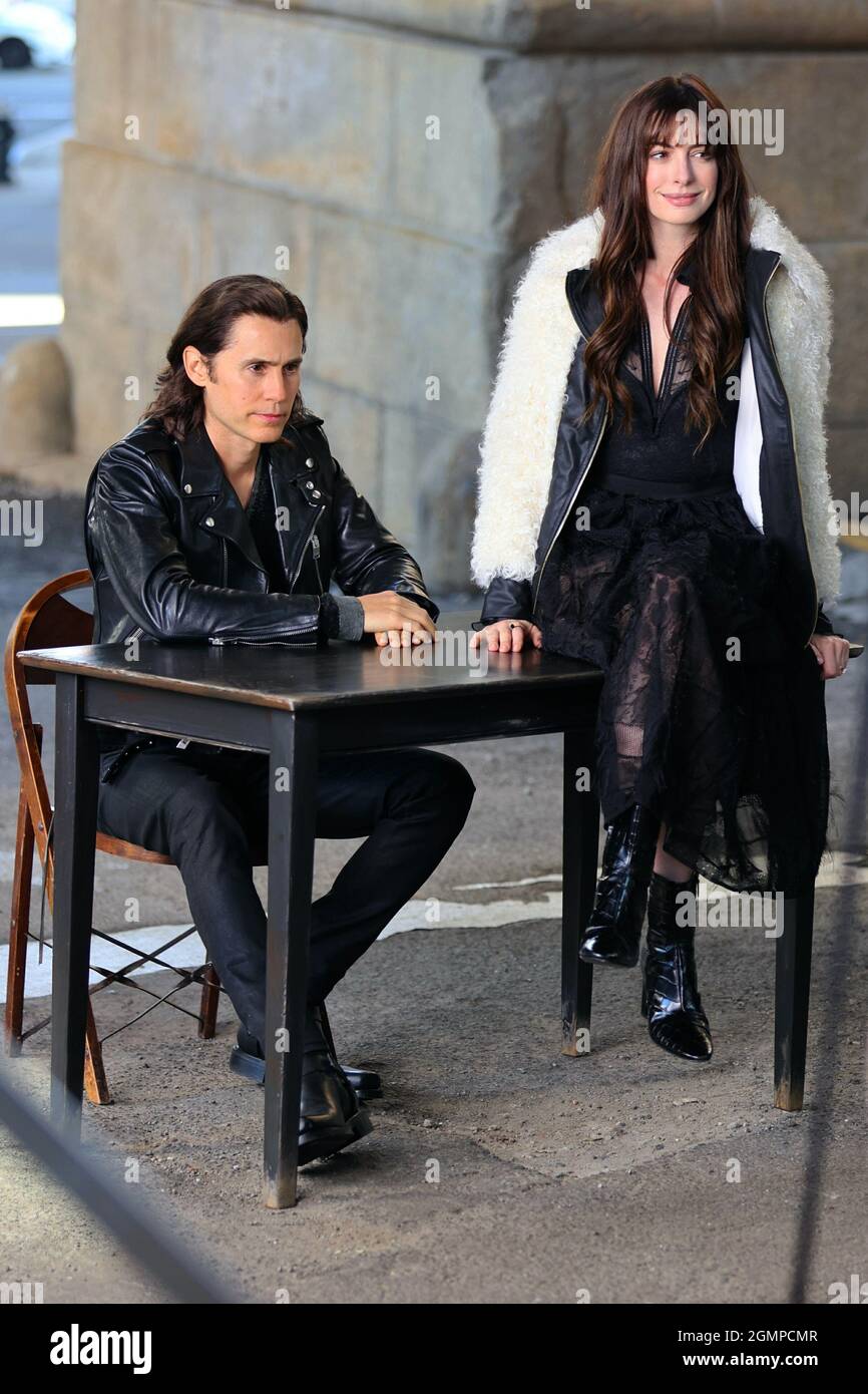 New York - NY - 20210802 Anne Hathaway and Jared Leto on set together ...