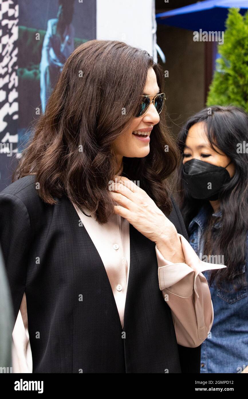 New York - NY - 20210803 - Rachel Weisz On Location with 'Dead Ringers ...