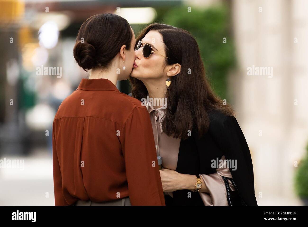 New York - NY - 20210809 - Rachel Weisz On Location with 'Dead Ringers ...
