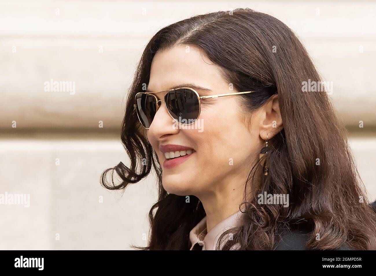 New York - NY - 20210809 - Rachel Weisz On Location with 'Dead Ringers ...