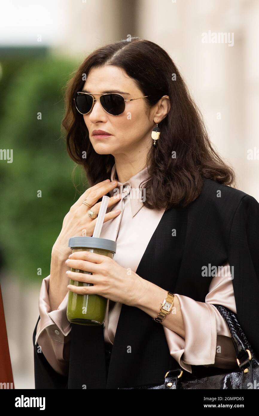 New York - NY - 20210809 - Rachel Weisz On Location with 'Dead Ringers ...