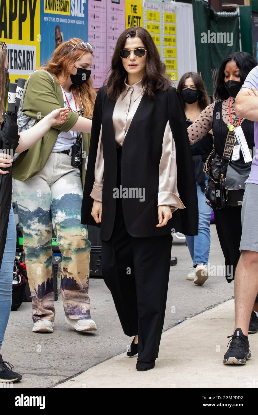 New York - NY - 20210803 - Rachel Weisz On Location with 'Dead Ringers ...