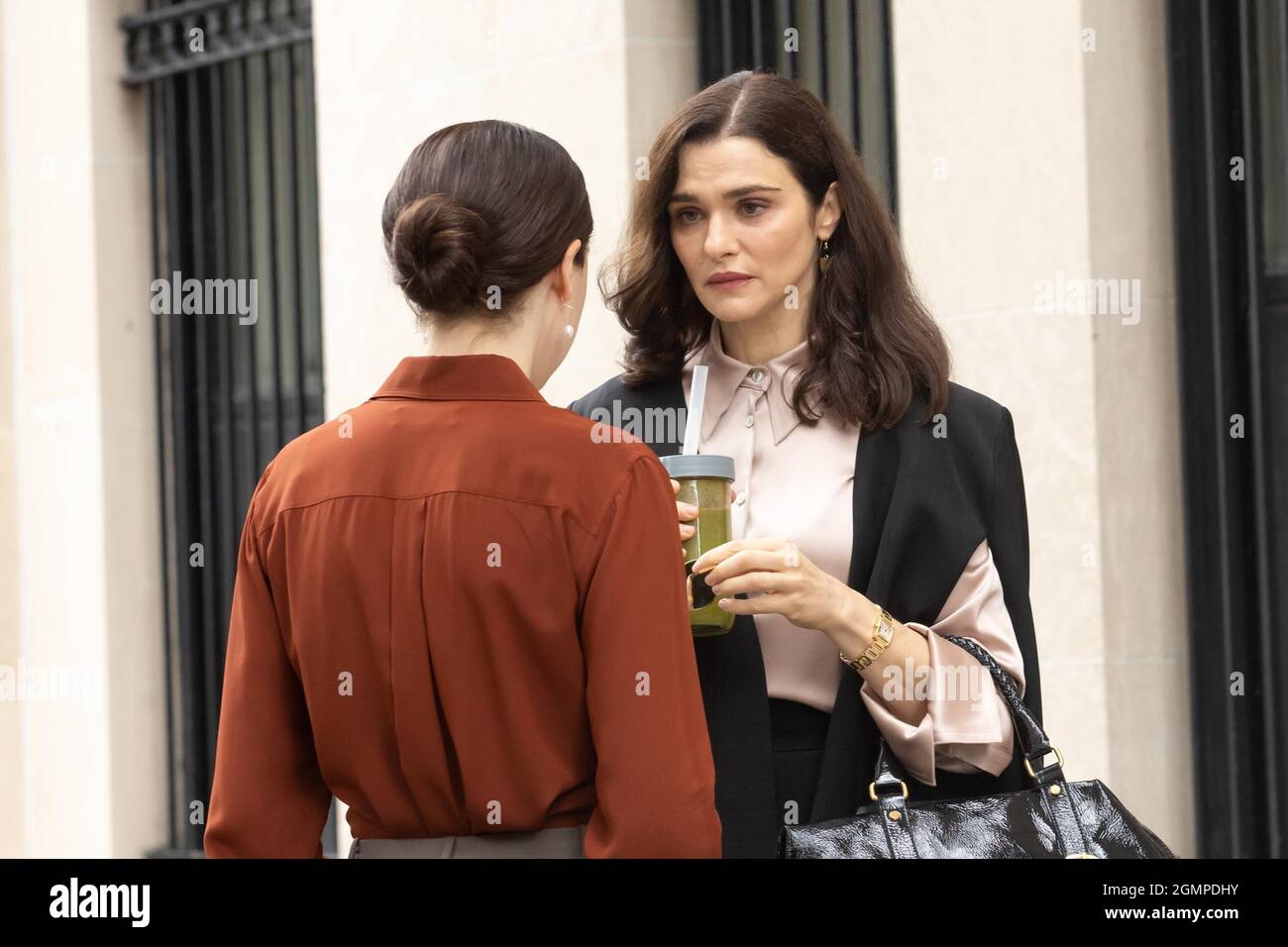 New York - NY - 20210809 - Rachel Weisz On Location with 'Dead Ringers ...