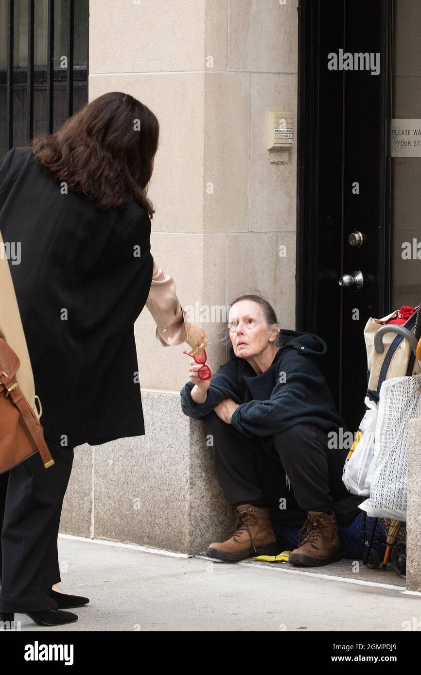 New York - NY - 20210809 - Rachel Weisz On Location with 'Dead Ringers ...