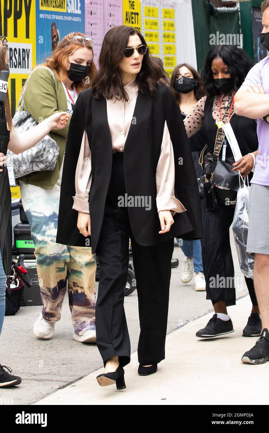 New York - NY - 20210803 - Rachel Weisz On Location with 'Dead Ringers ...