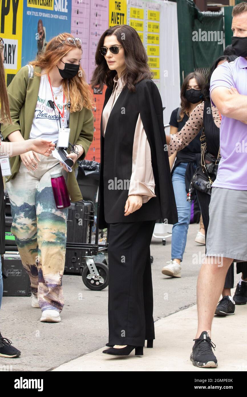 New York - NY - 20210803 - Rachel Weisz On Location with 'Dead Ringers ...