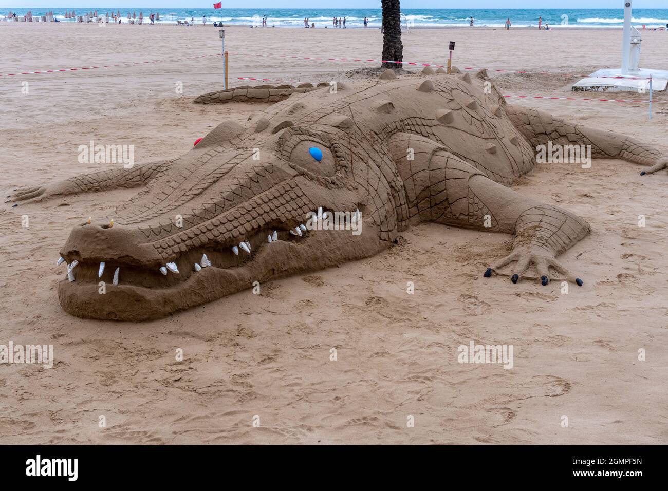 Sand sculpture of a crocodile on the beach Stock Photo - Alamy
