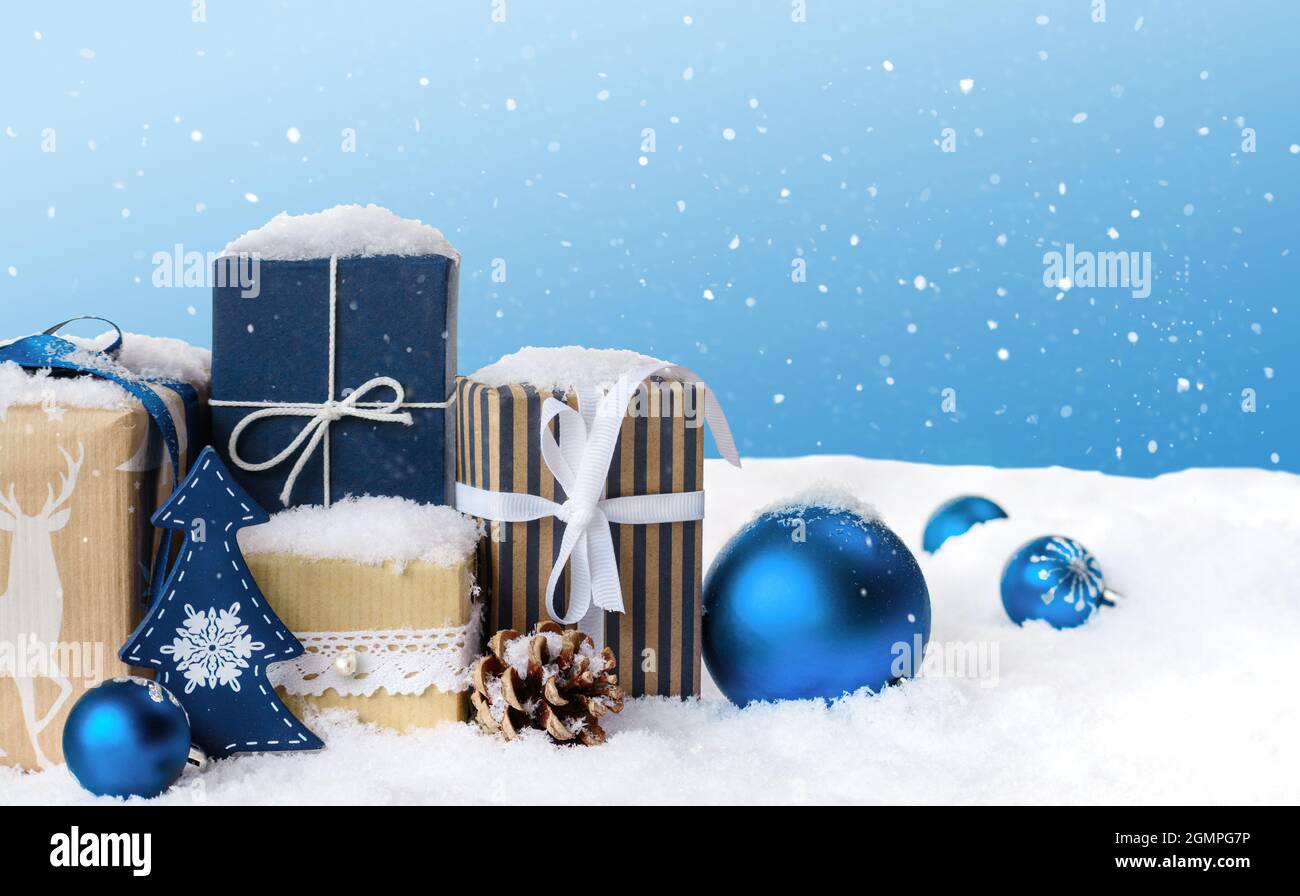 Blue paper christmas balls hi-res stock photography and images - Alamy