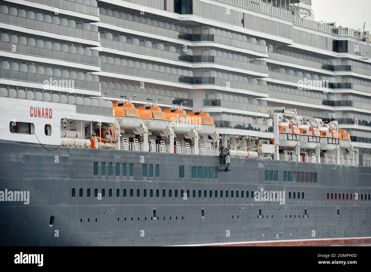 Queen Victoria cruise liner Stock Photo - Alamy