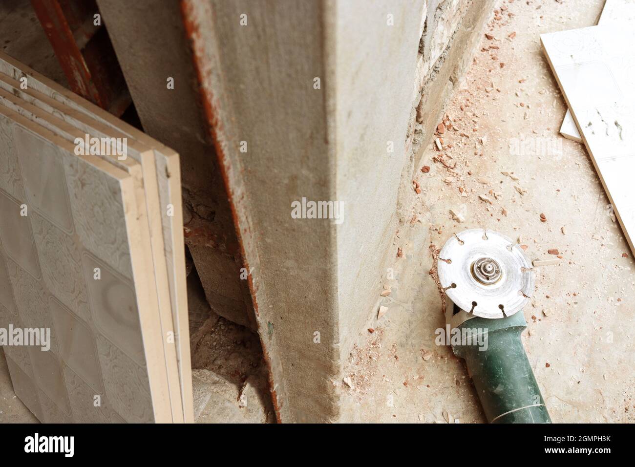tile cutter machine with blade in house with worker Stock Photo - Alamy