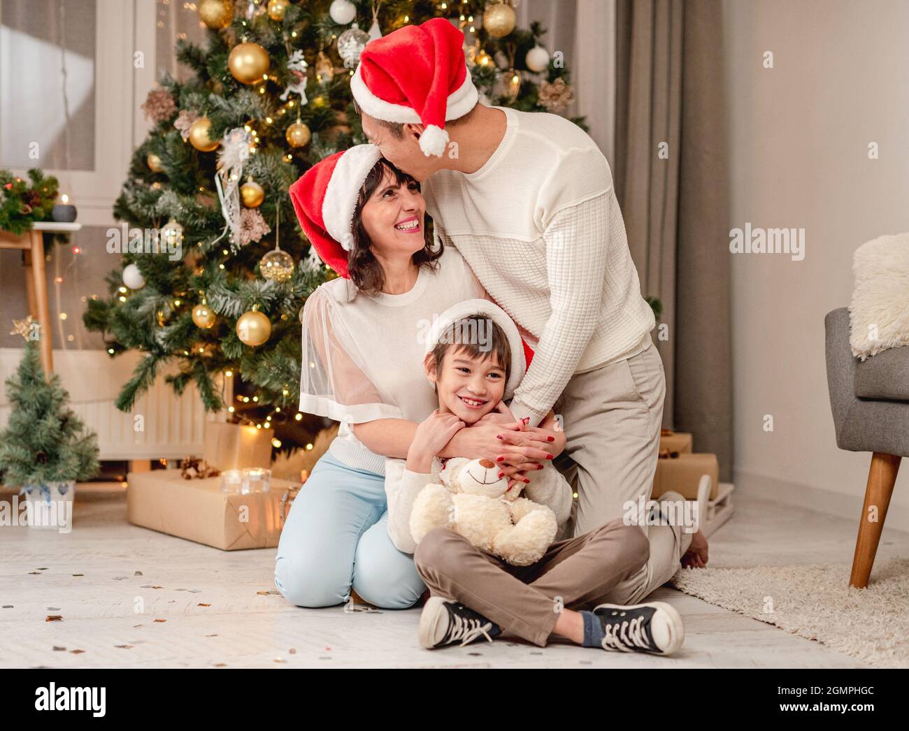 Family sitting under tree hi-res stock photography and images - Alamy